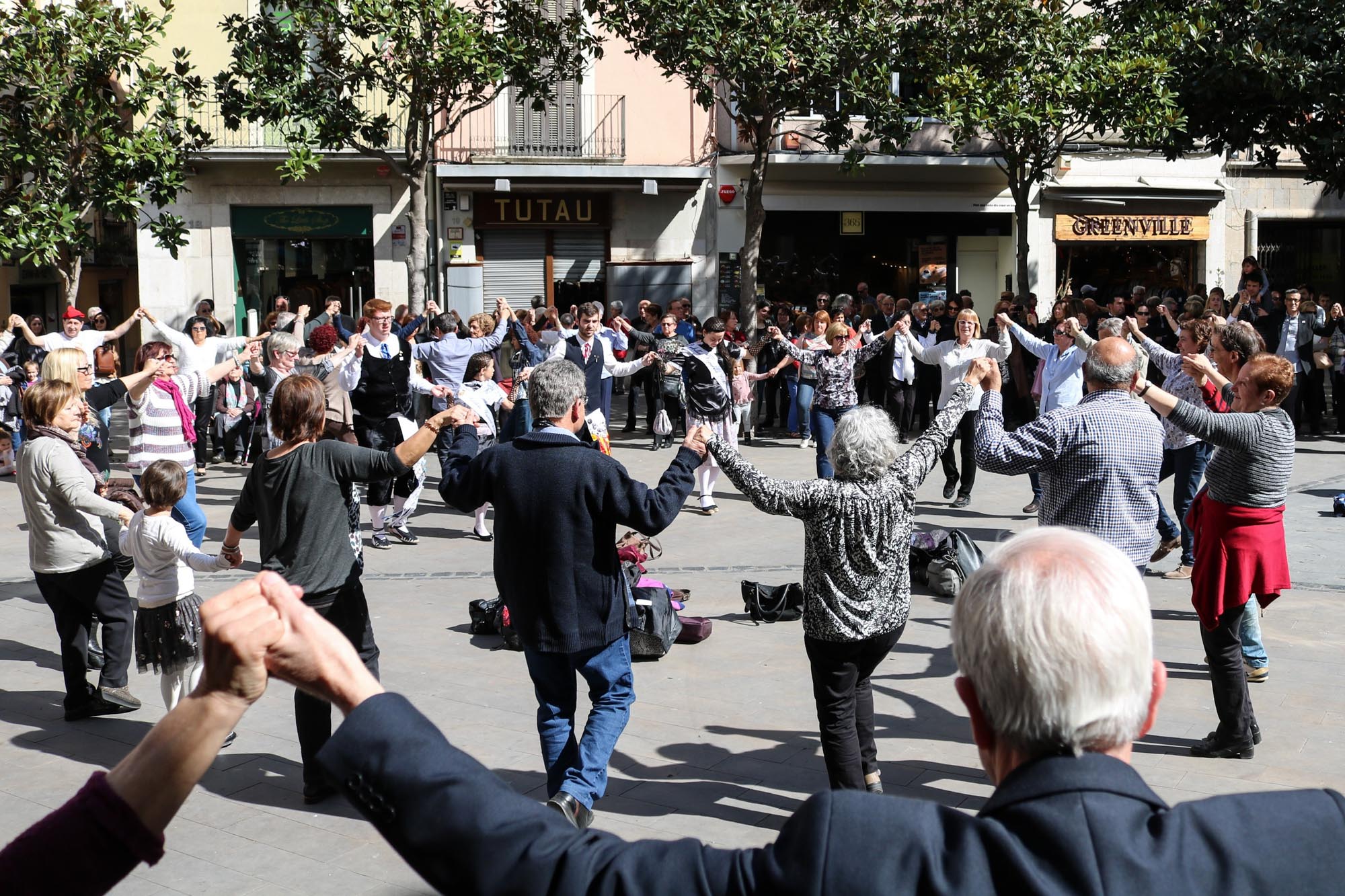Danser au rythme des sardanes catalanes - Catalunya Experience